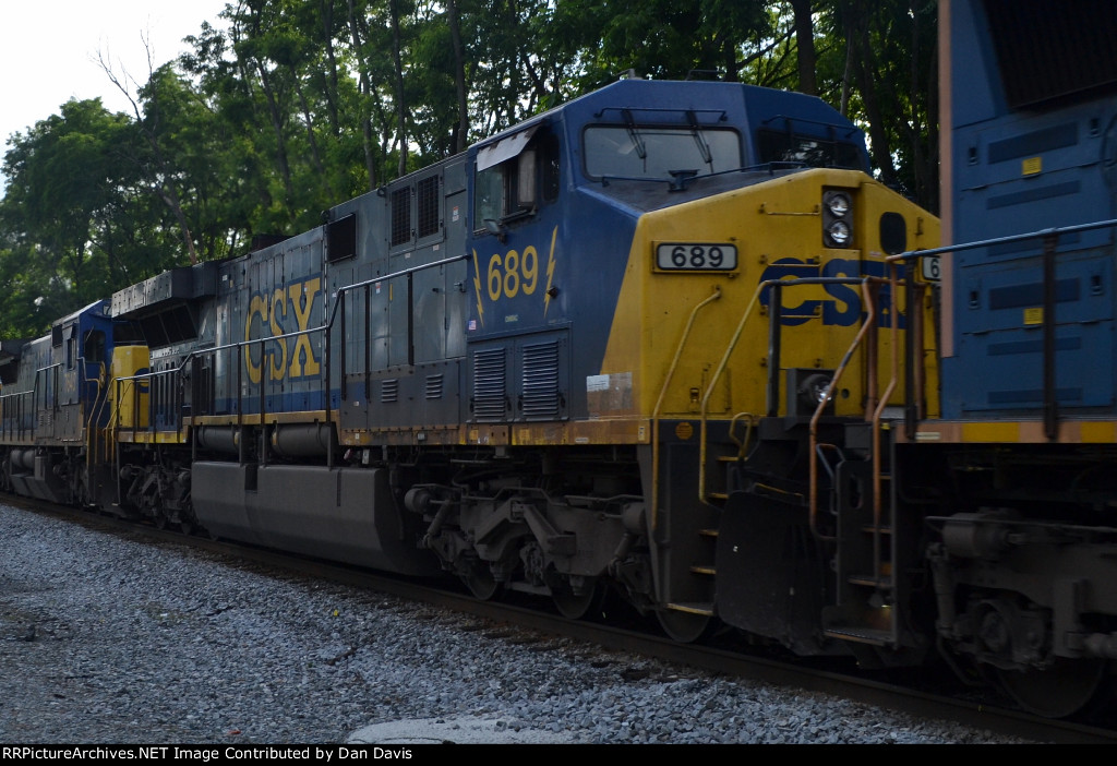 CSX AC60CW 689 trails second out on Q410-13